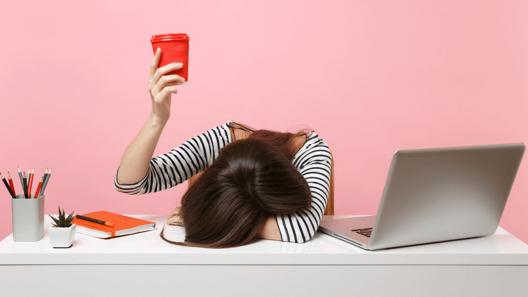 Slecht slapen: de oorzaken, het effect op je werk en oplossingen